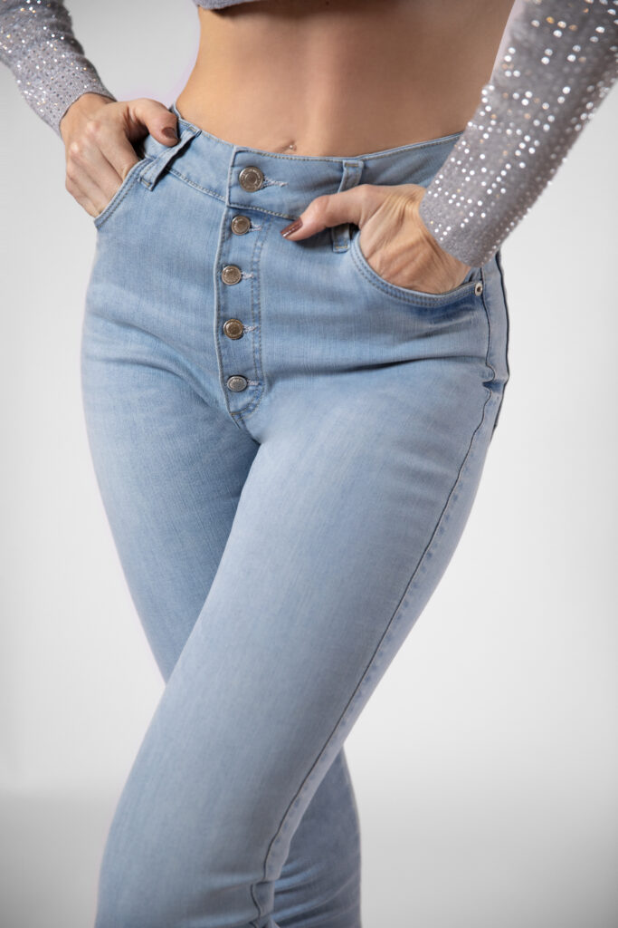 Jean Skinny stretch, tiro alto, tono celeste hielo, cierre con botones ...
